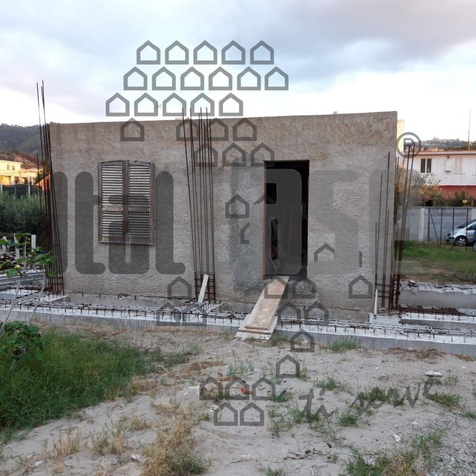 Terreno con rustico in vendita a Messina