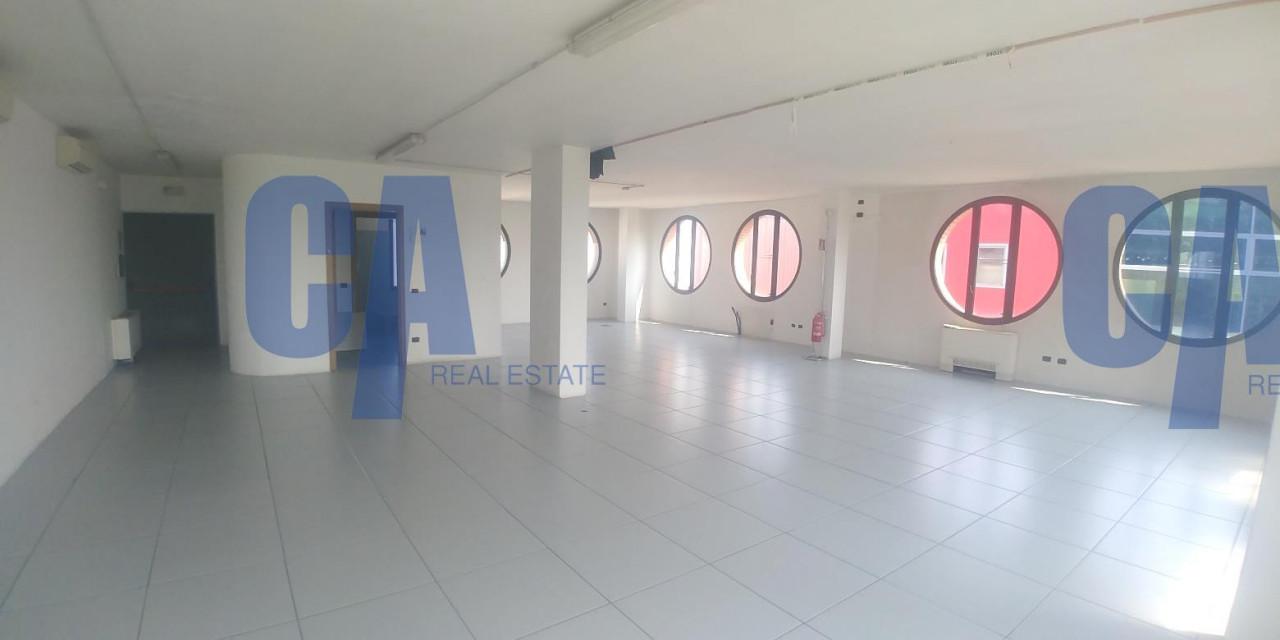 Esercizio commerciale in affitto a Cernusco Sul Naviglio