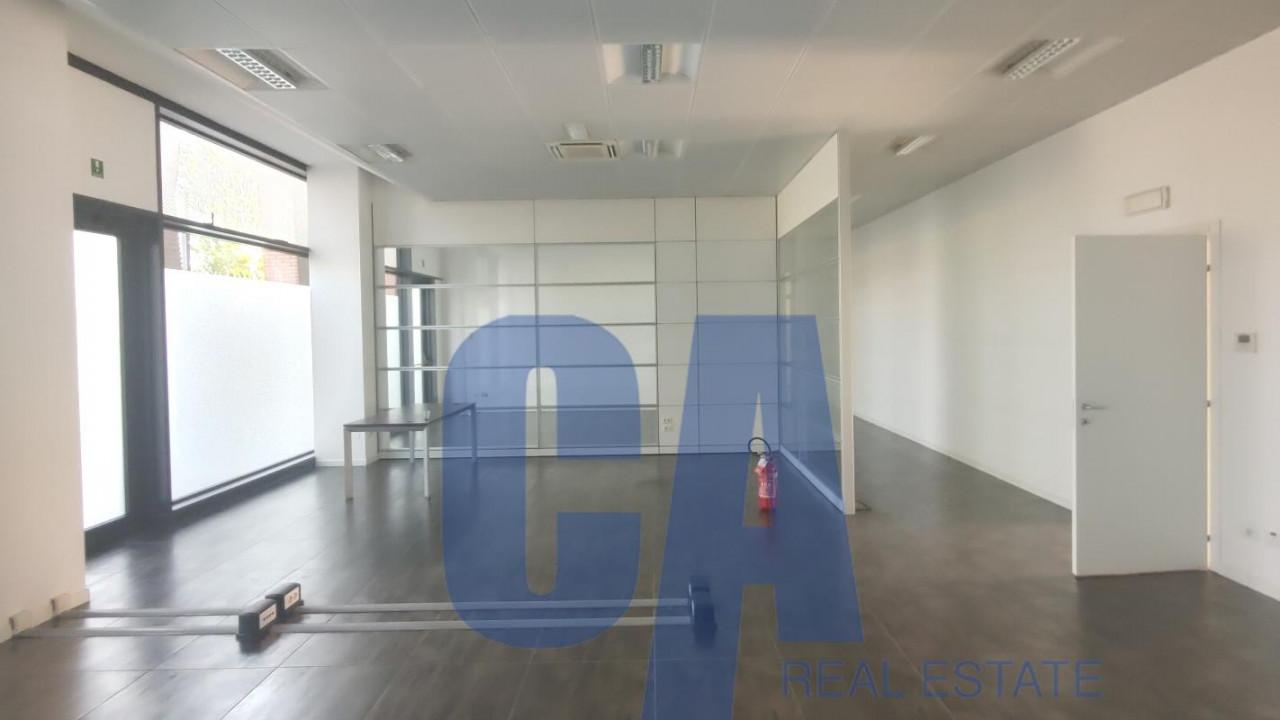 Esercizio commerciale in affitto a Bernareggio