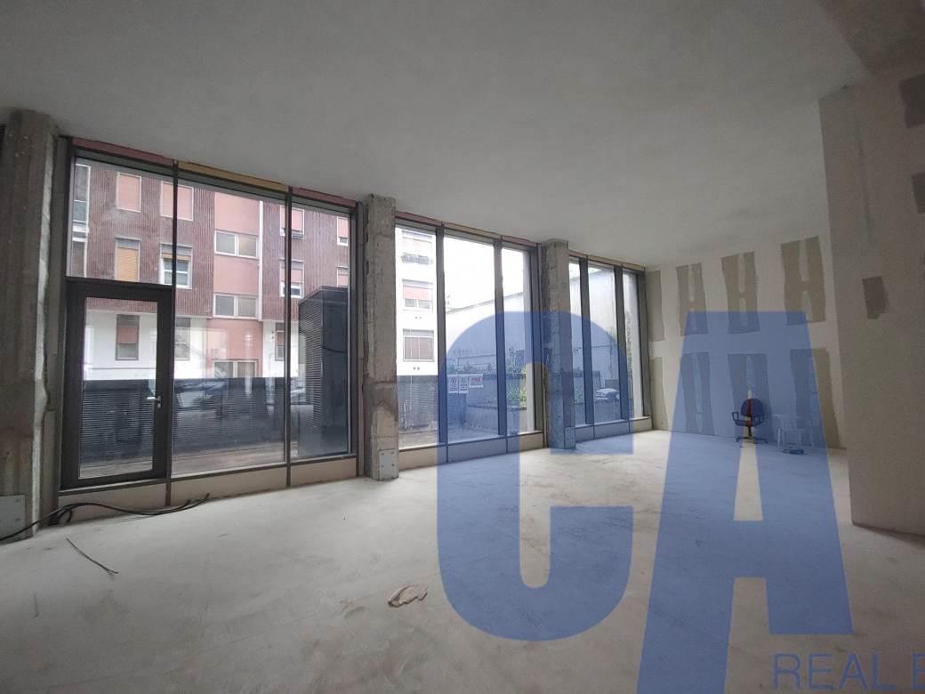 Esercizio commerciale in affitto a Milano