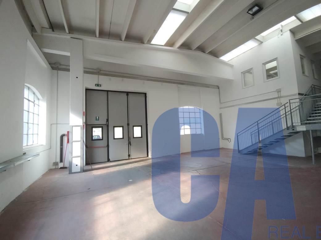 Esercizio commerciale in affitto a Milano