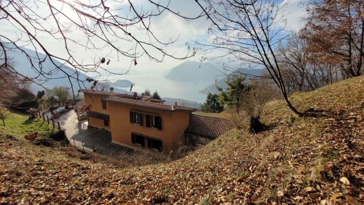 Villa in vendita a Sale Marasino