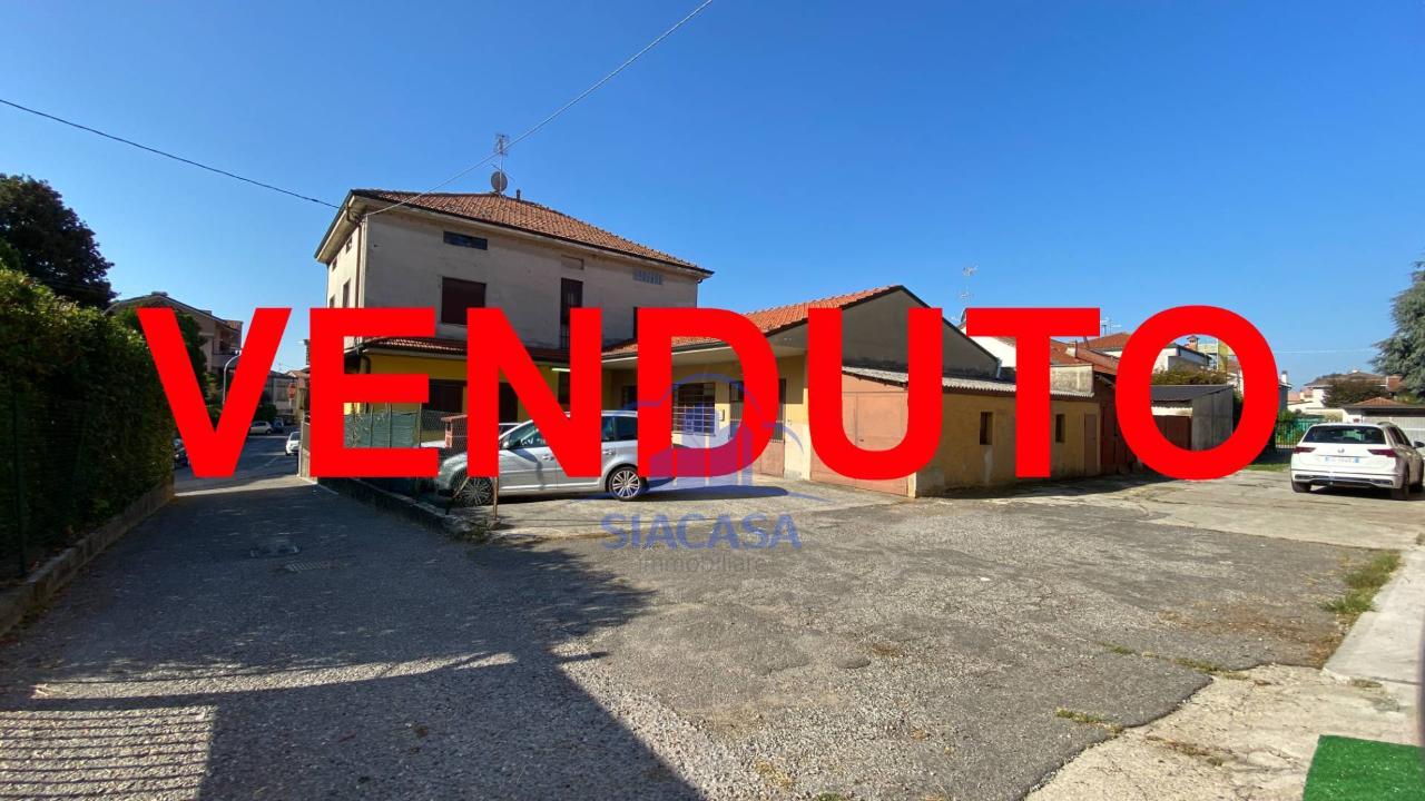 Capannone in vendita a Mezzago