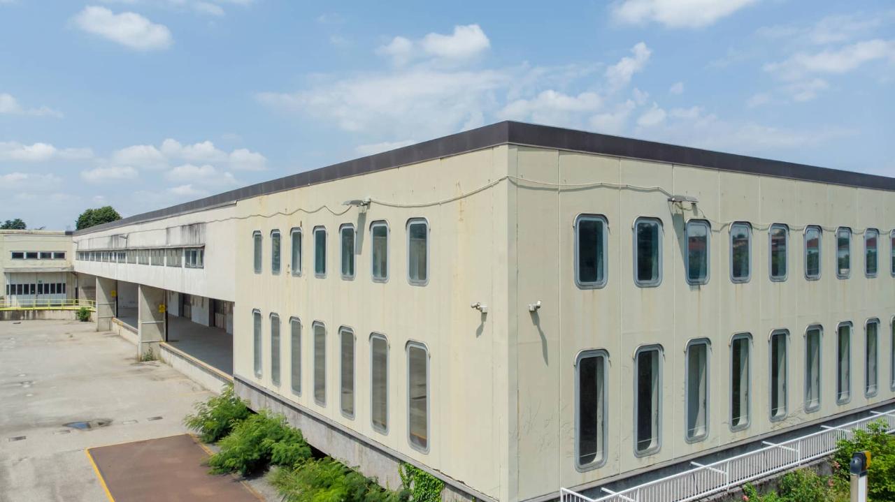 Capannone in vendita a Varedo