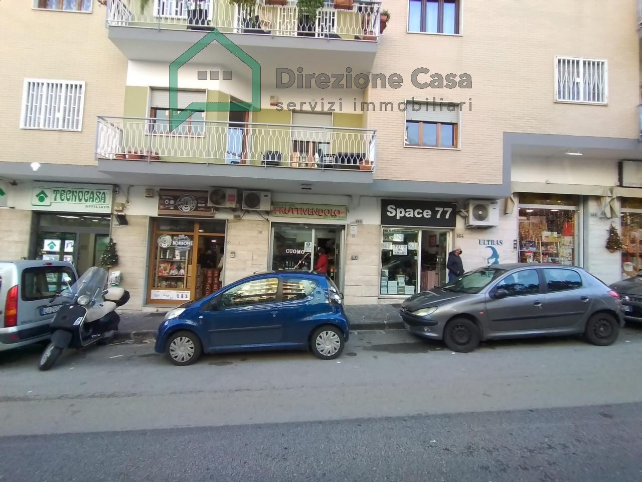 Esercizio commerciale in vendita a Napoli