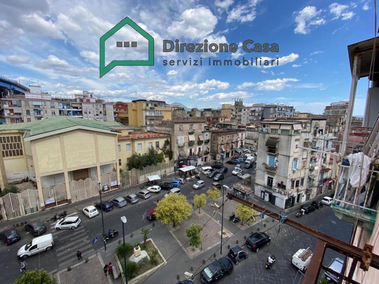 Esercizio commerciale in affitto a Napoli