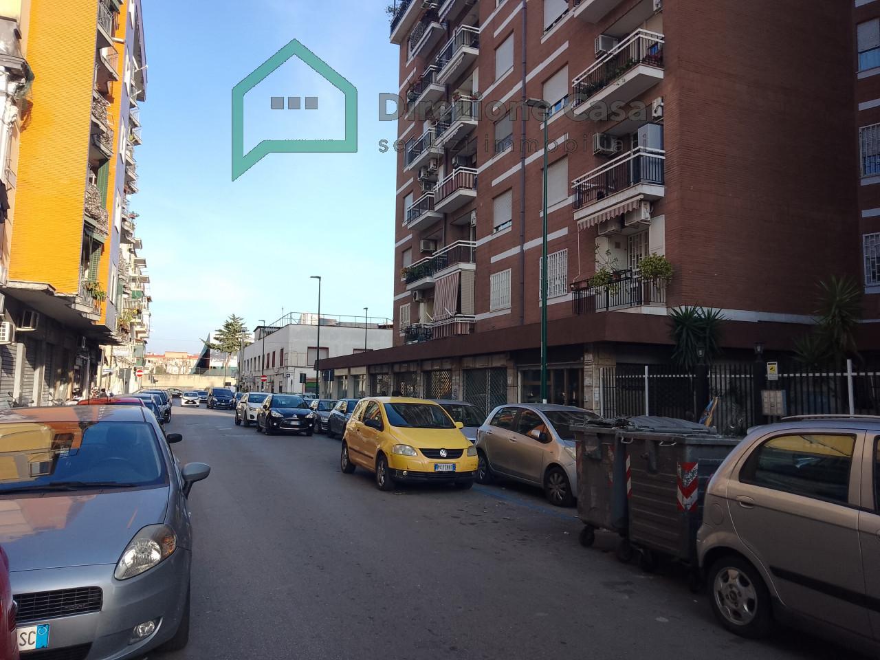 Esercizio commerciale in affitto a Napoli