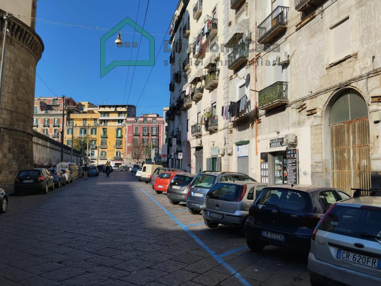 Esercizio commerciale in affitto a Napoli