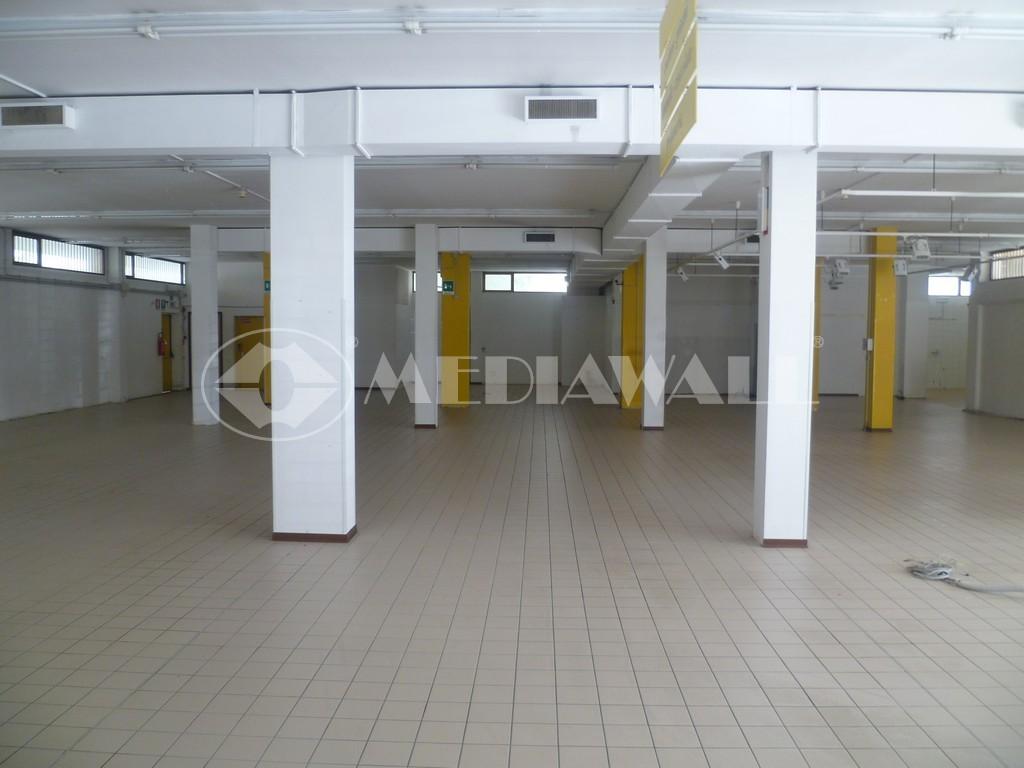 Palazzina commerciale in vendita a Pordenone