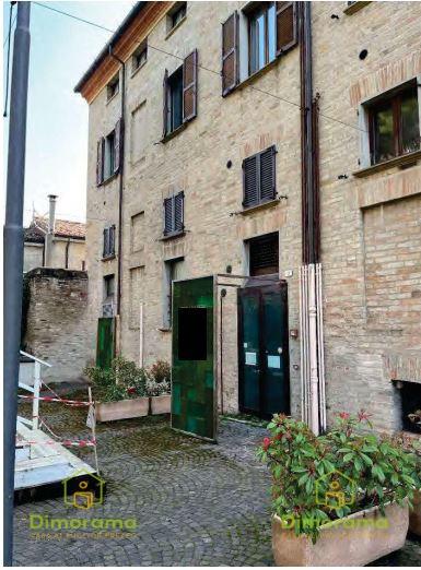 Palazzina commerciale in vendita a Fano