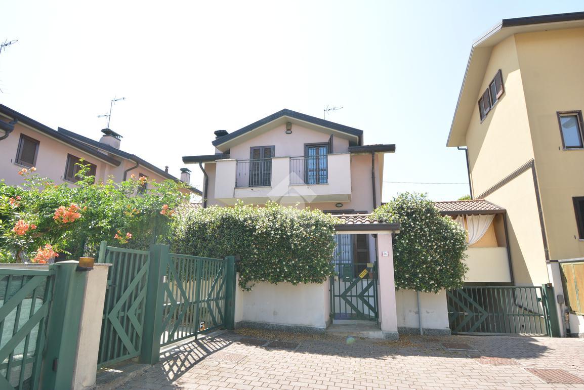 Villa a schiera in Via S. Francesco 26, Mezzago
