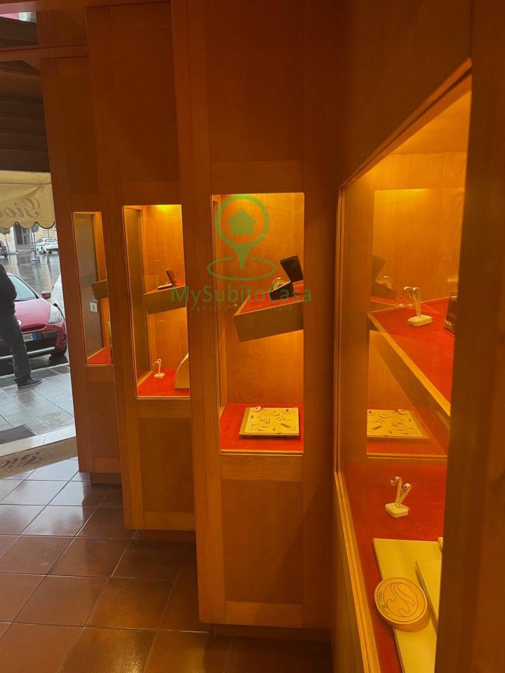 Esercizio commerciale in vendita a Lonato