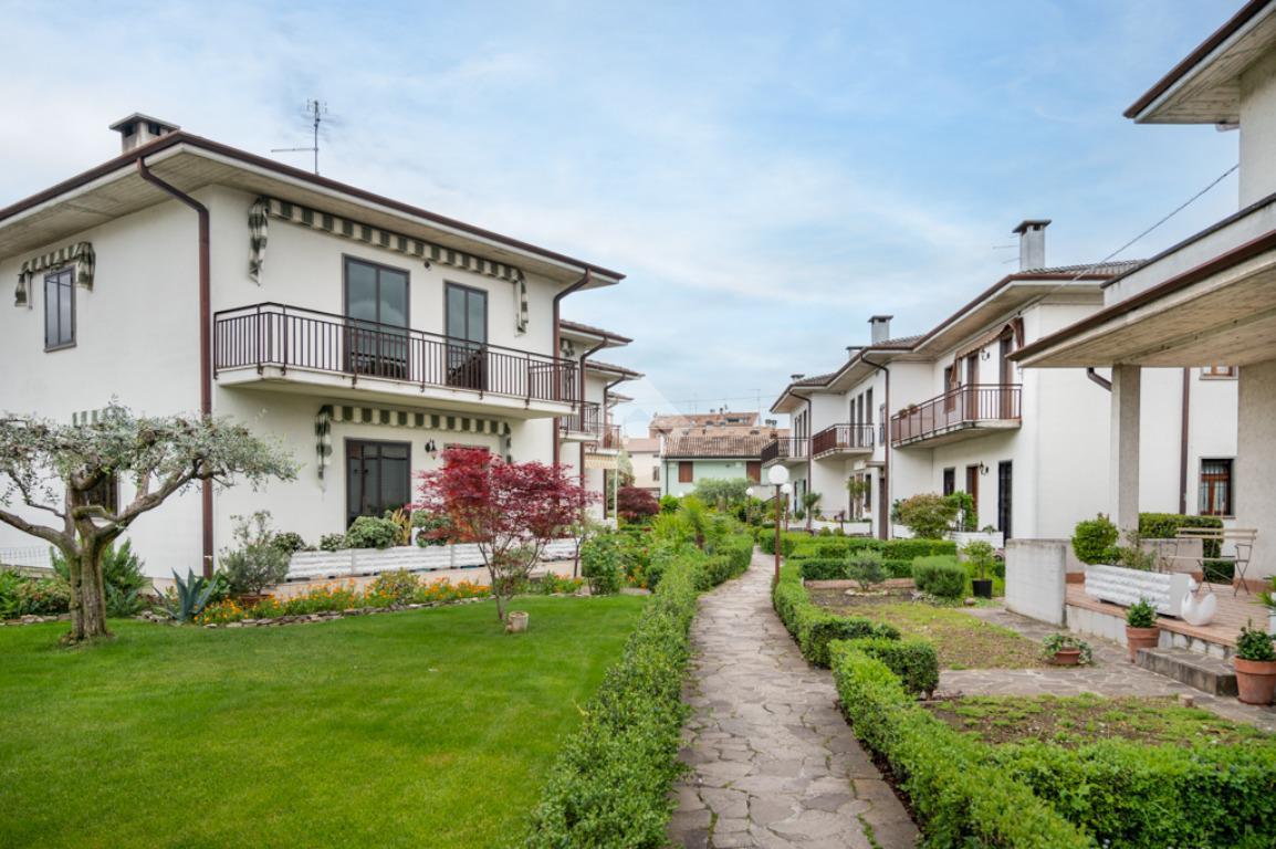 Villa a schiera, Villafranca di Verona