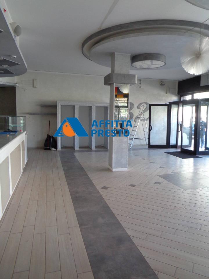 Esercizio commerciale in affitto a Gambettola