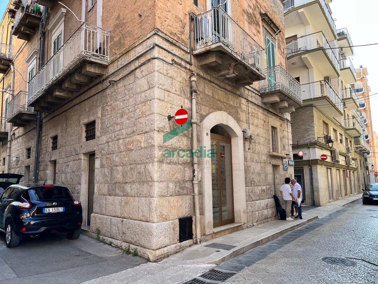 Palazzina commerciale in affitto a Corato