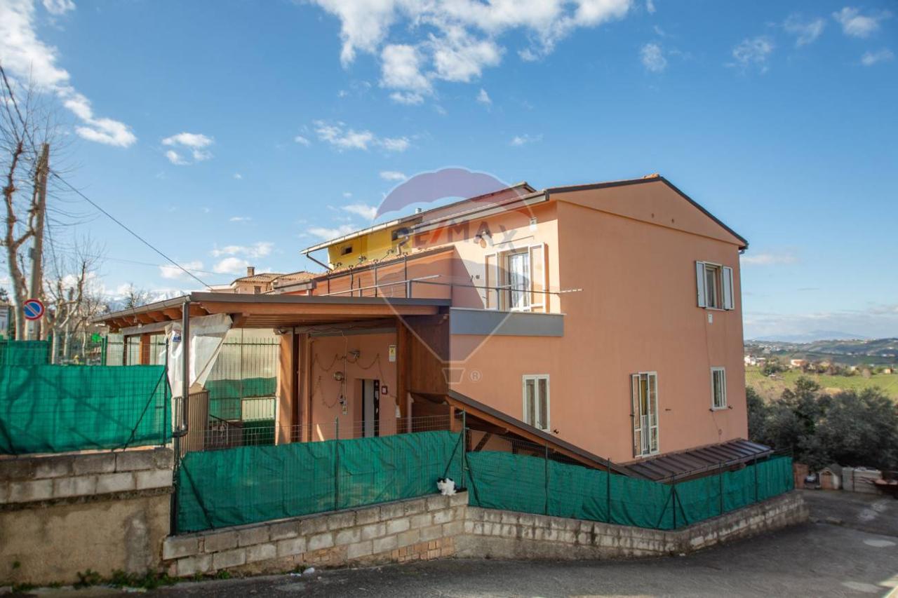 Quadrilocale in Via della Liberazione 6/C, Ari