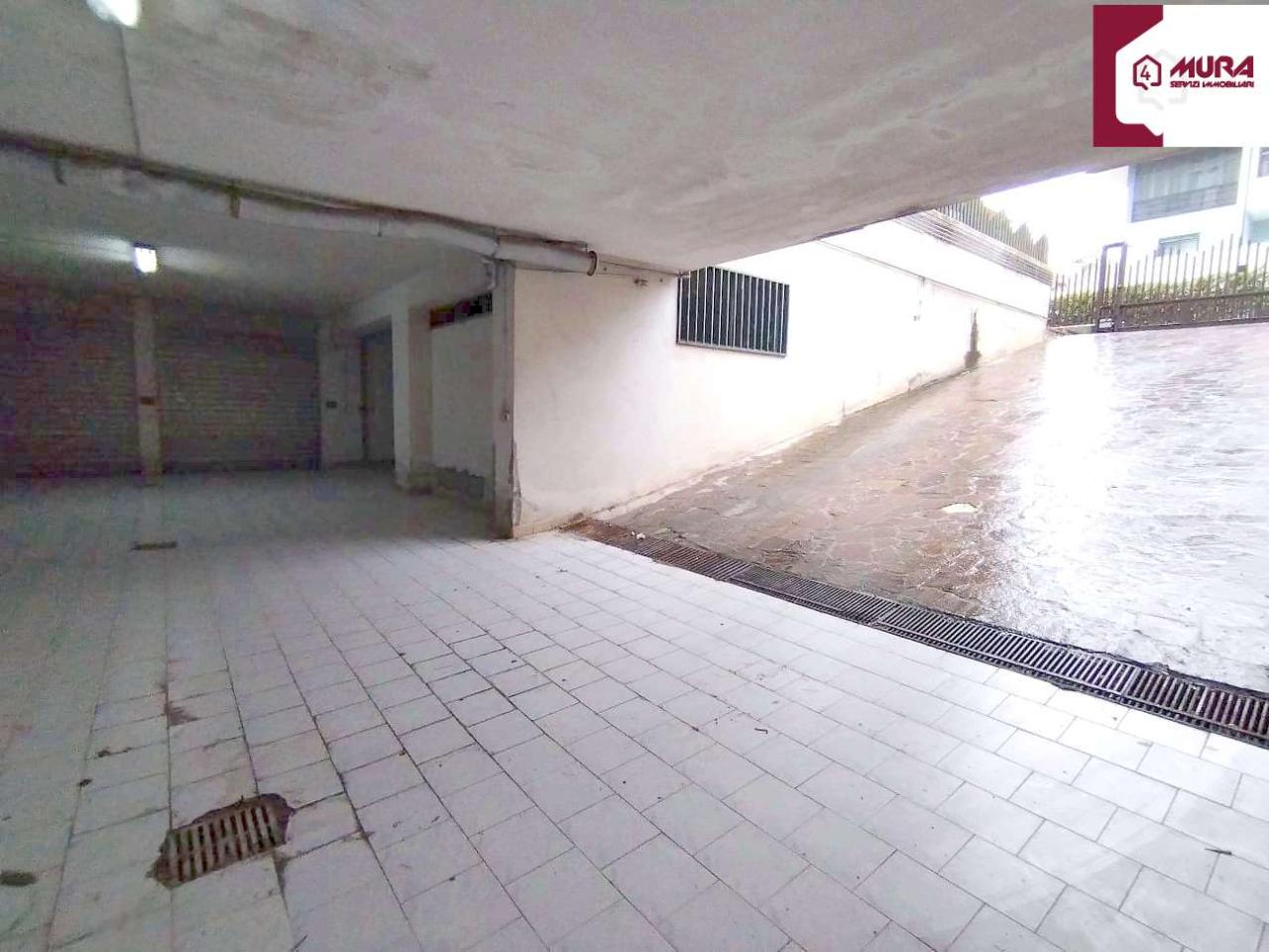 Locale commerciale in vendita a Aversa