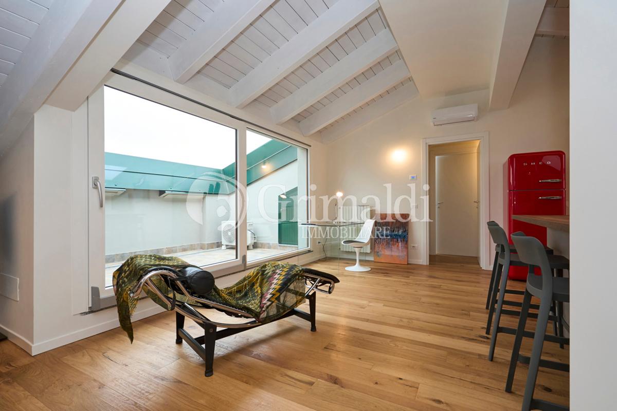 Attico in affitto a Biassono