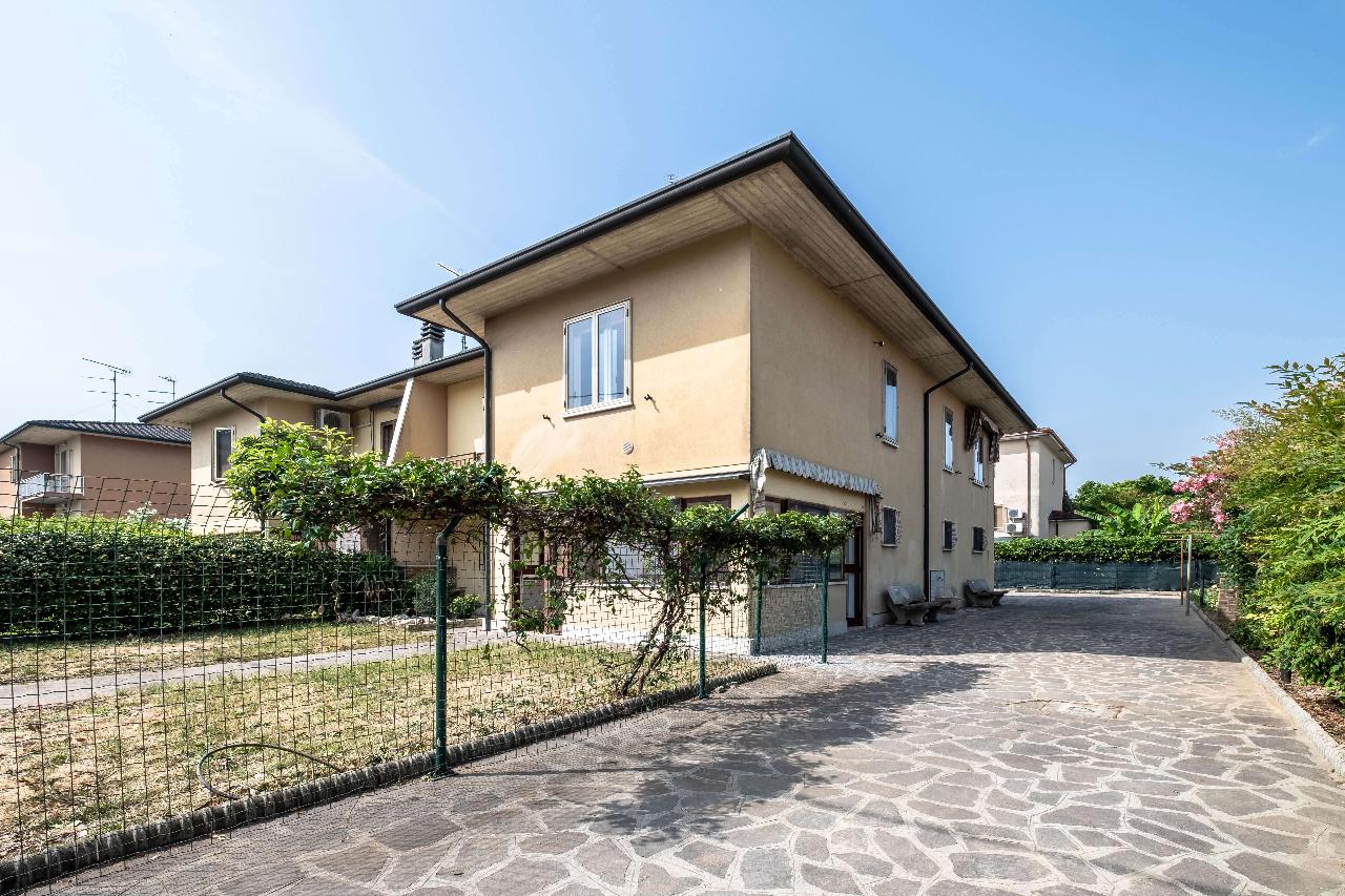 Villa bifamiliare in vendita a Porto Mantovano