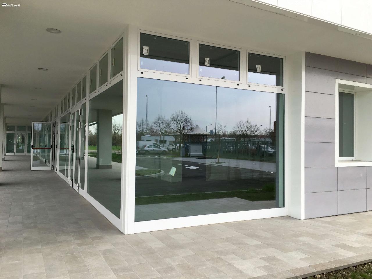 Negozio in affitto a Modena