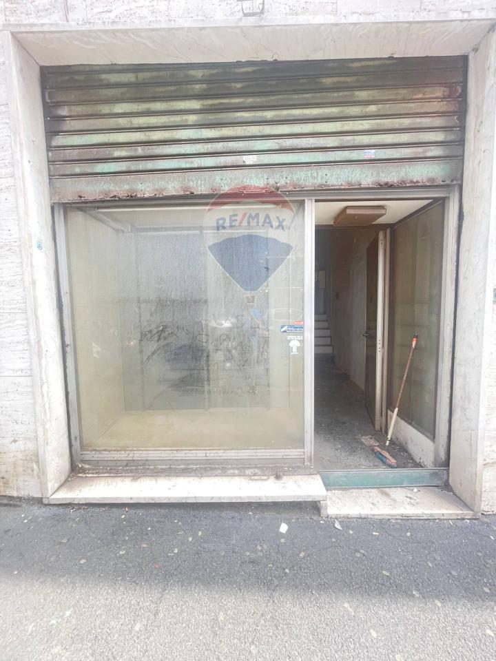 Esercizio commerciale in vendita a Genova