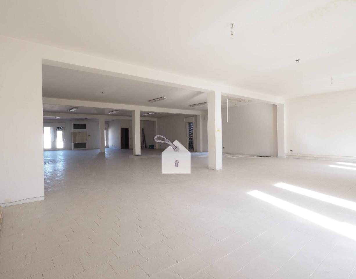 Esercizio commerciale in affitto a Corridonia