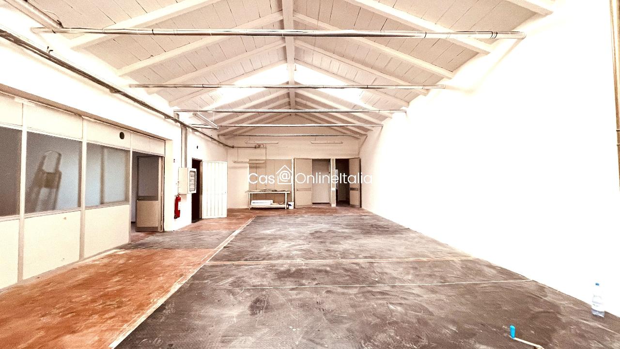 Palazzina commerciale in affitto a Vaiano