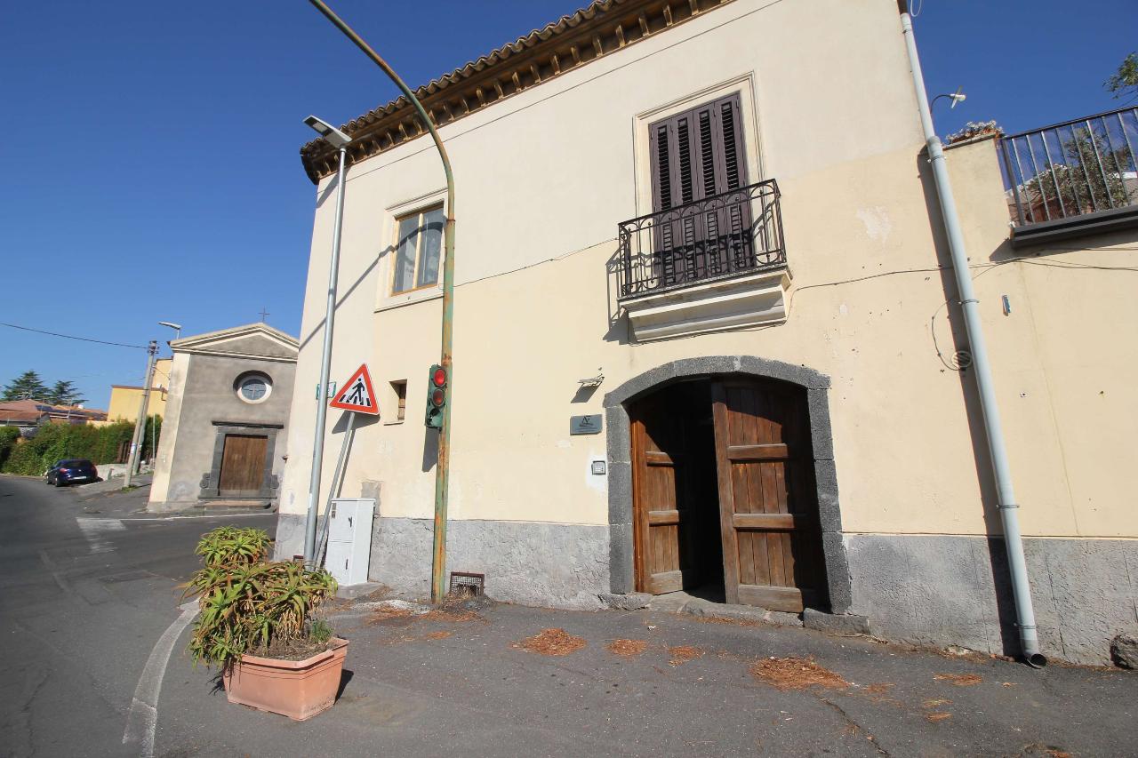 Locale commerciale in affitto a Trecastagni