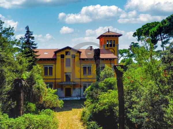 Villa bifamiliare in vendita a Massa