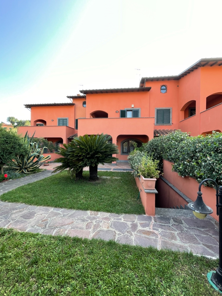 Villa trifamiliare in vendita a Frascati