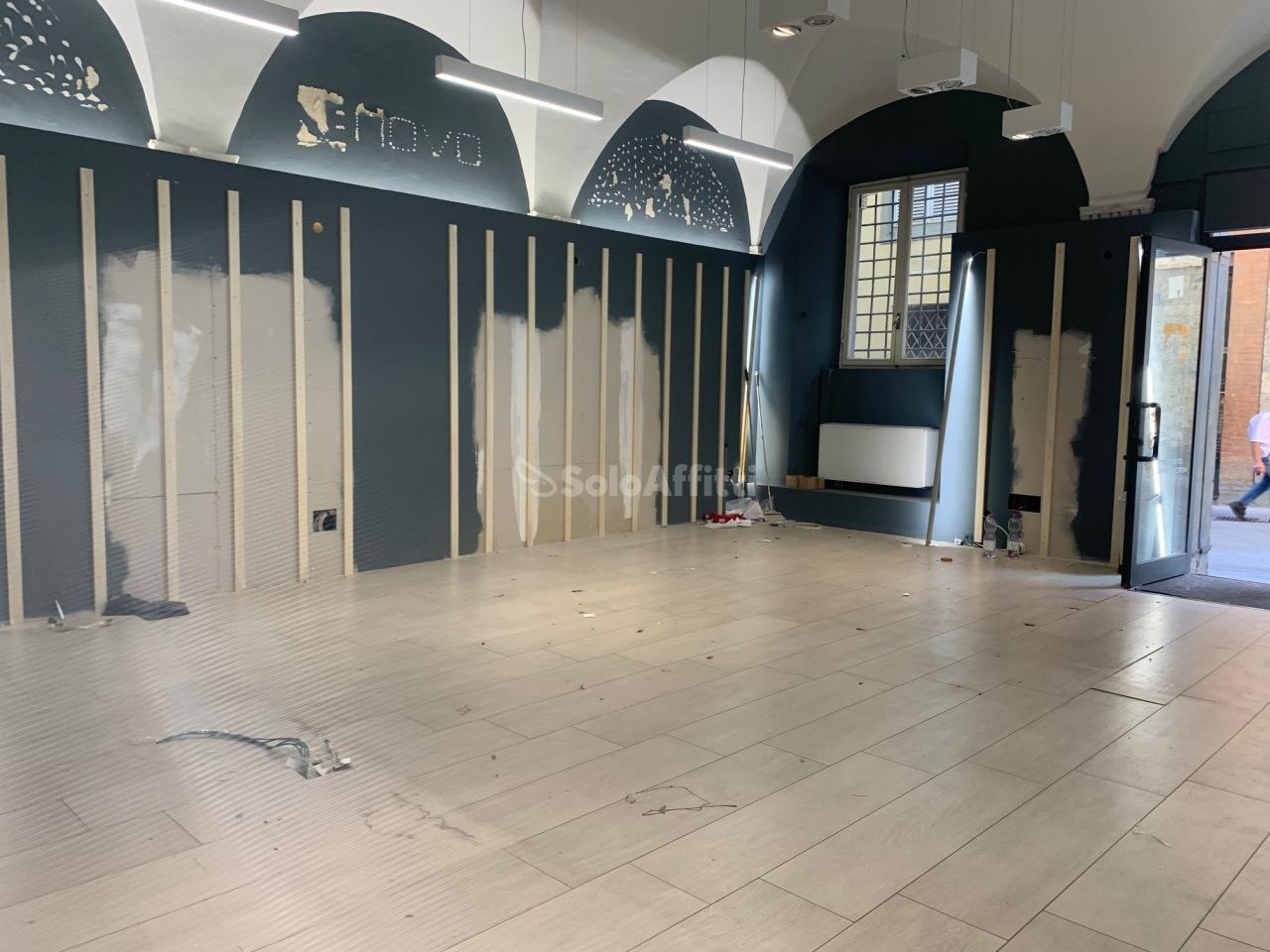 Negozio in affitto a Siena