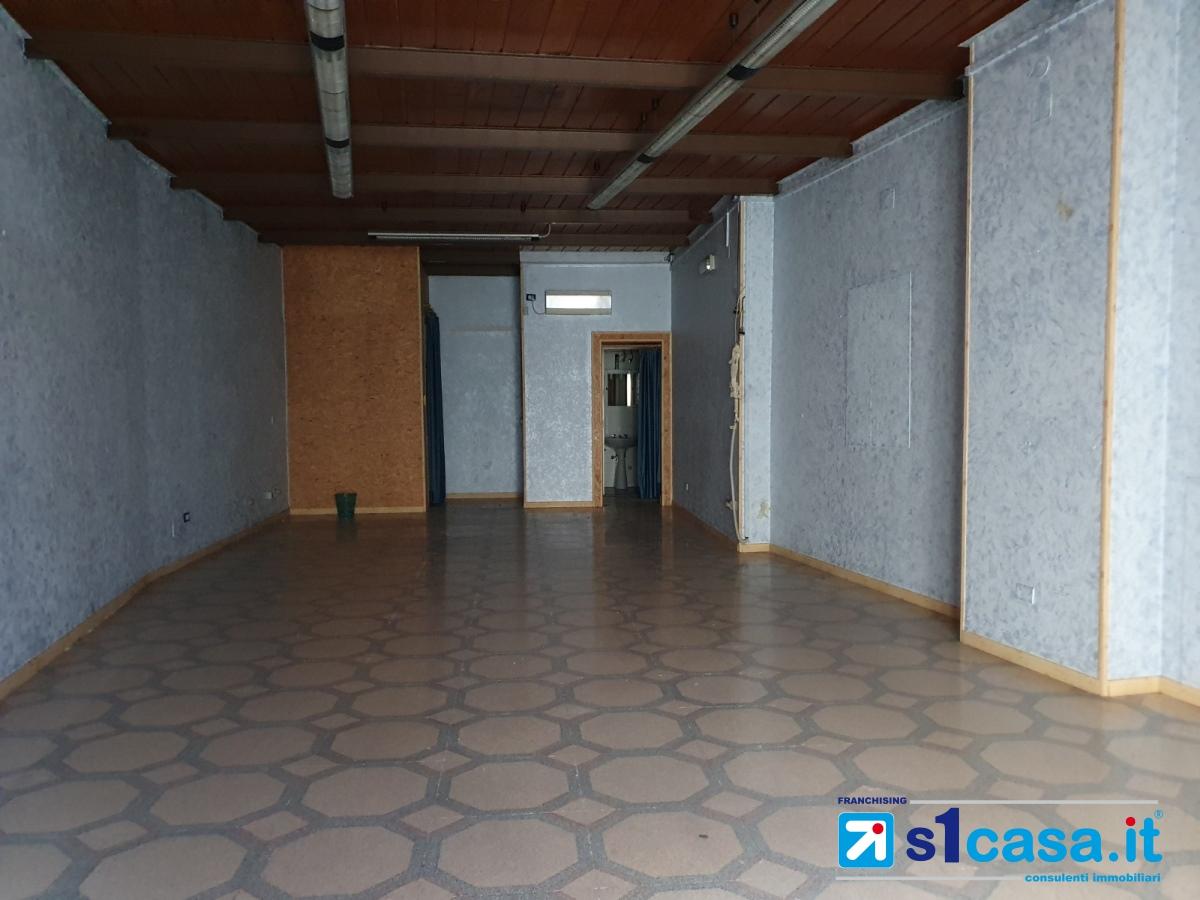 Esercizio commerciale in affitto a Galatone