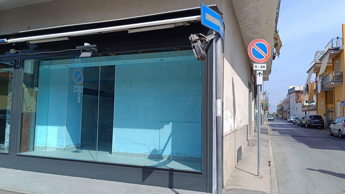 Negozio in affitto a Brusciano