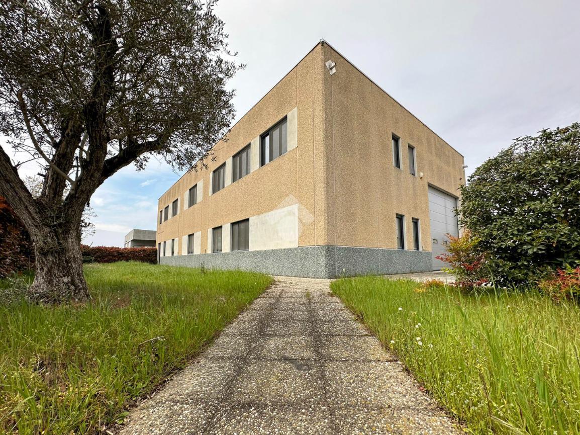 Capannone in vendita a Gombito