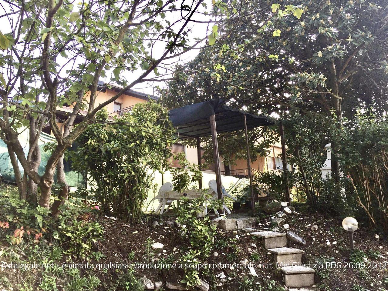 Villa bifamiliare in vendita a Besozzo