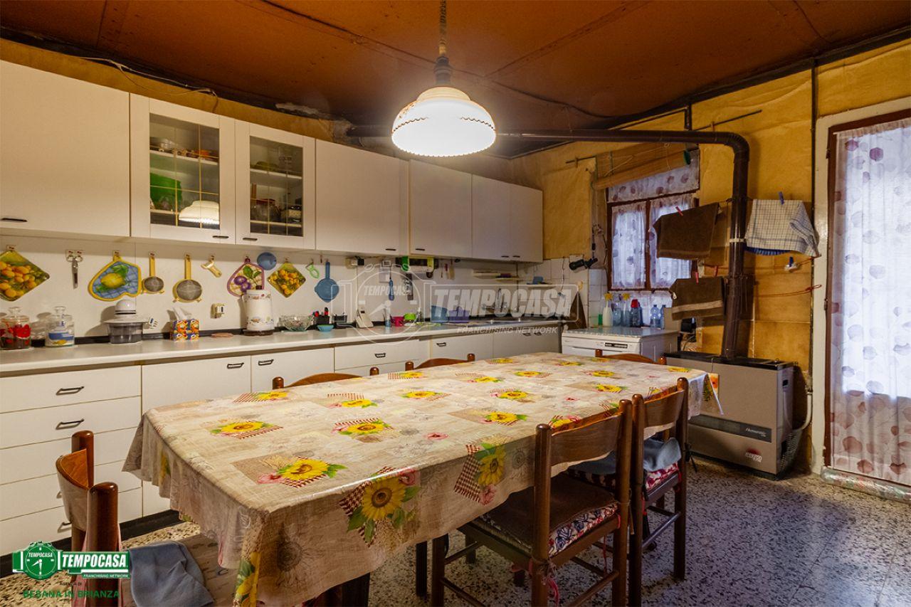 Appartamento in vendita a Besana In Brianza