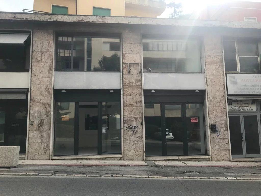 Locale commerciale in vendita a Perugia