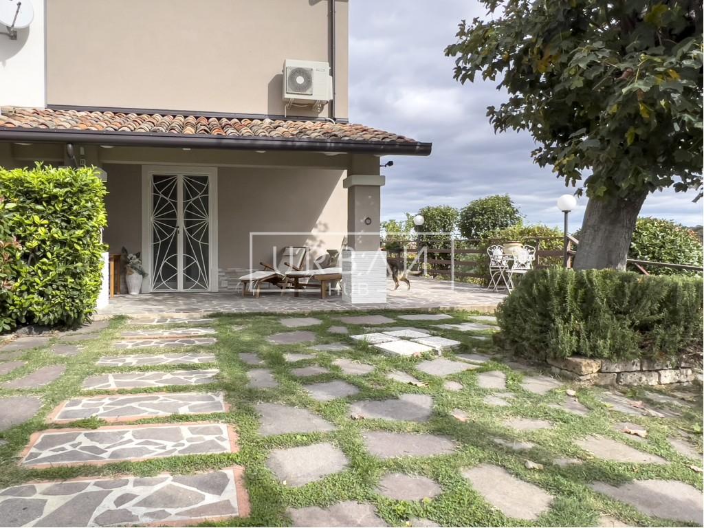 Villa bifamiliare in vendita a Cesena