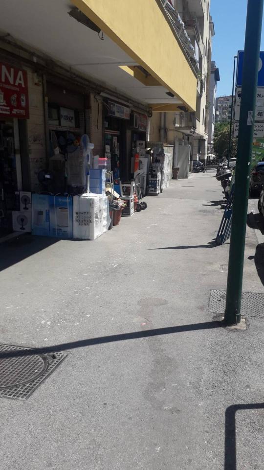 Esercizio commerciale in affitto a Napoli
