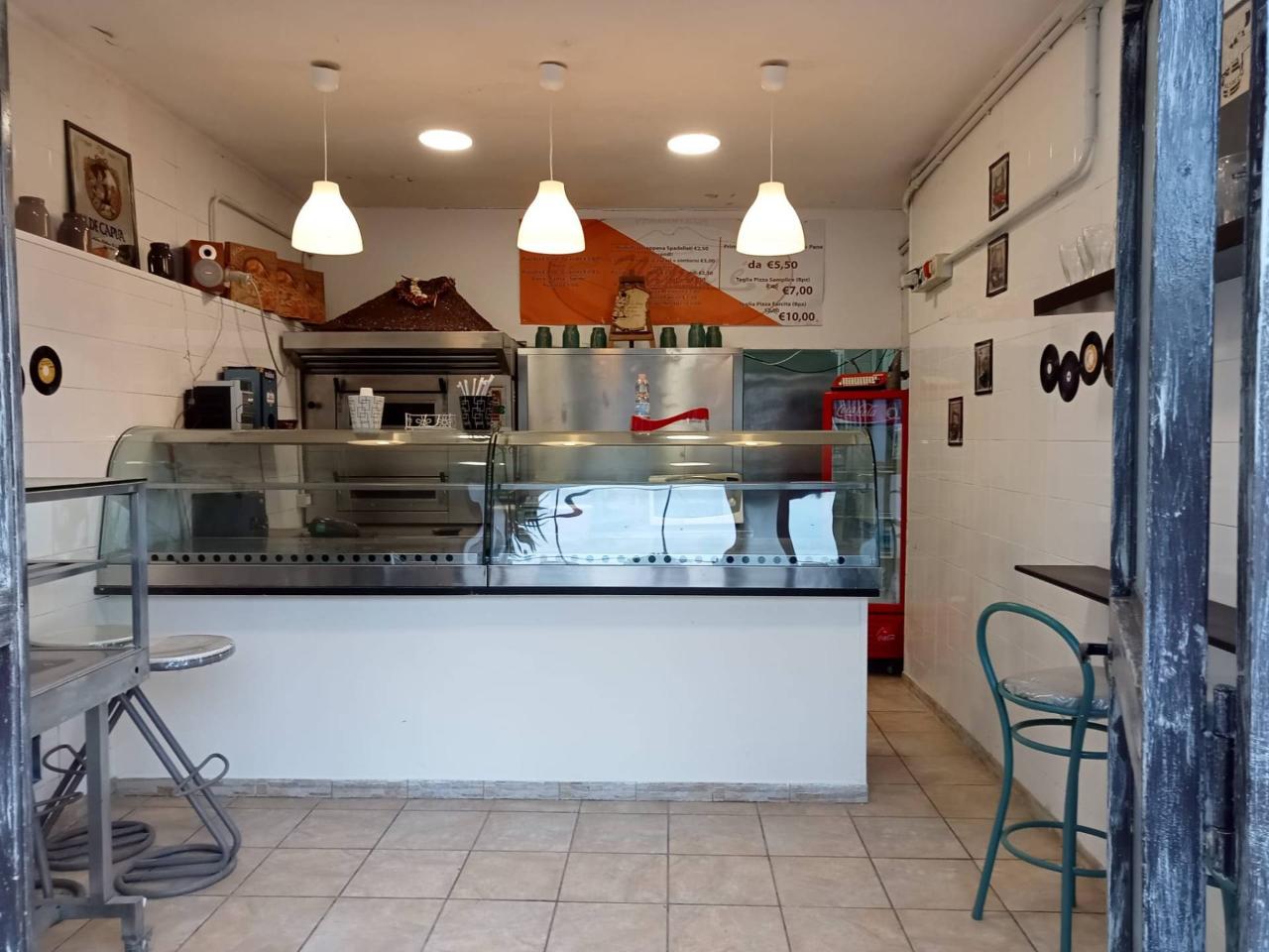 Esercizio commerciale in affitto a Napoli
