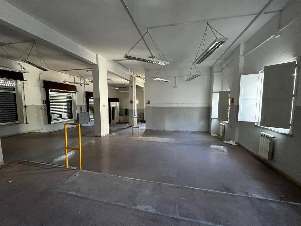 Esercizio commerciale in affitto a Napoli