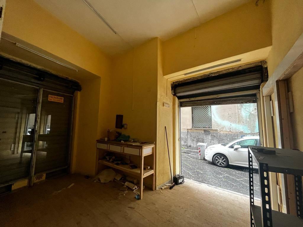 Esercizio commerciale in vendita a Napoli