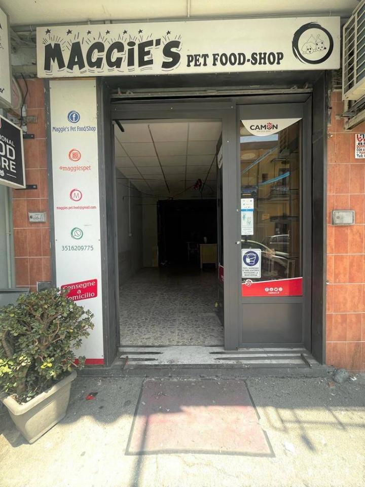 Esercizio commerciale in affitto a Napoli