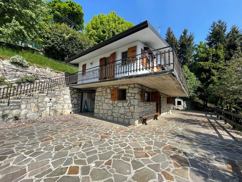 Villa in vendita a Adrara San Martino