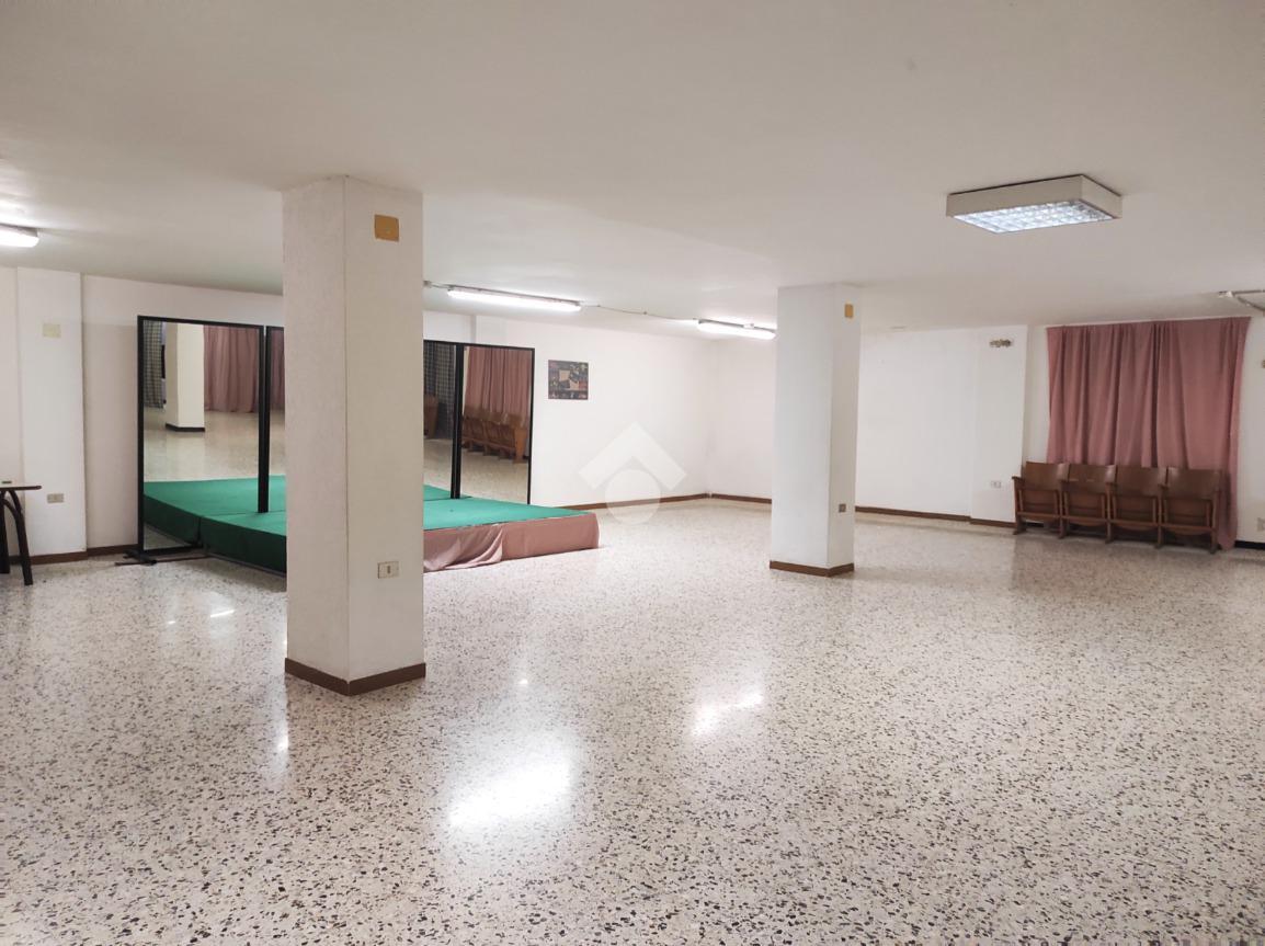 Palazzina commerciale in affitto a Gambettola