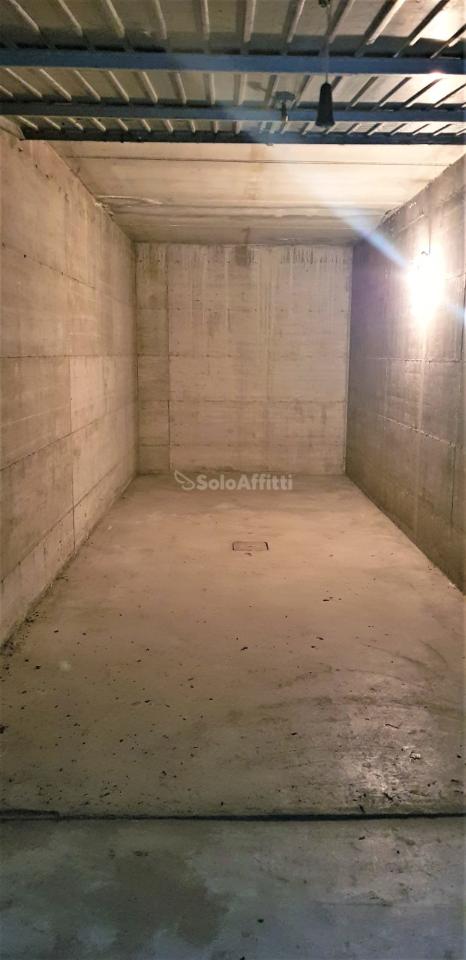 Parcheggio chiuso in affitto a Seregno