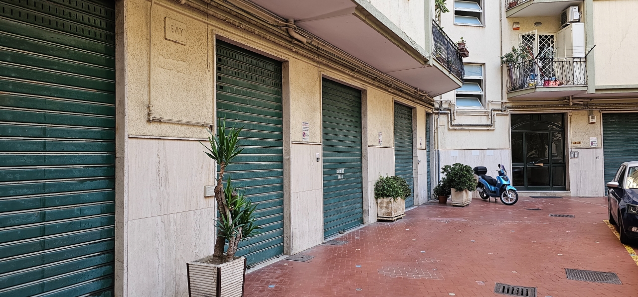 Deposito in vendita a Napoli