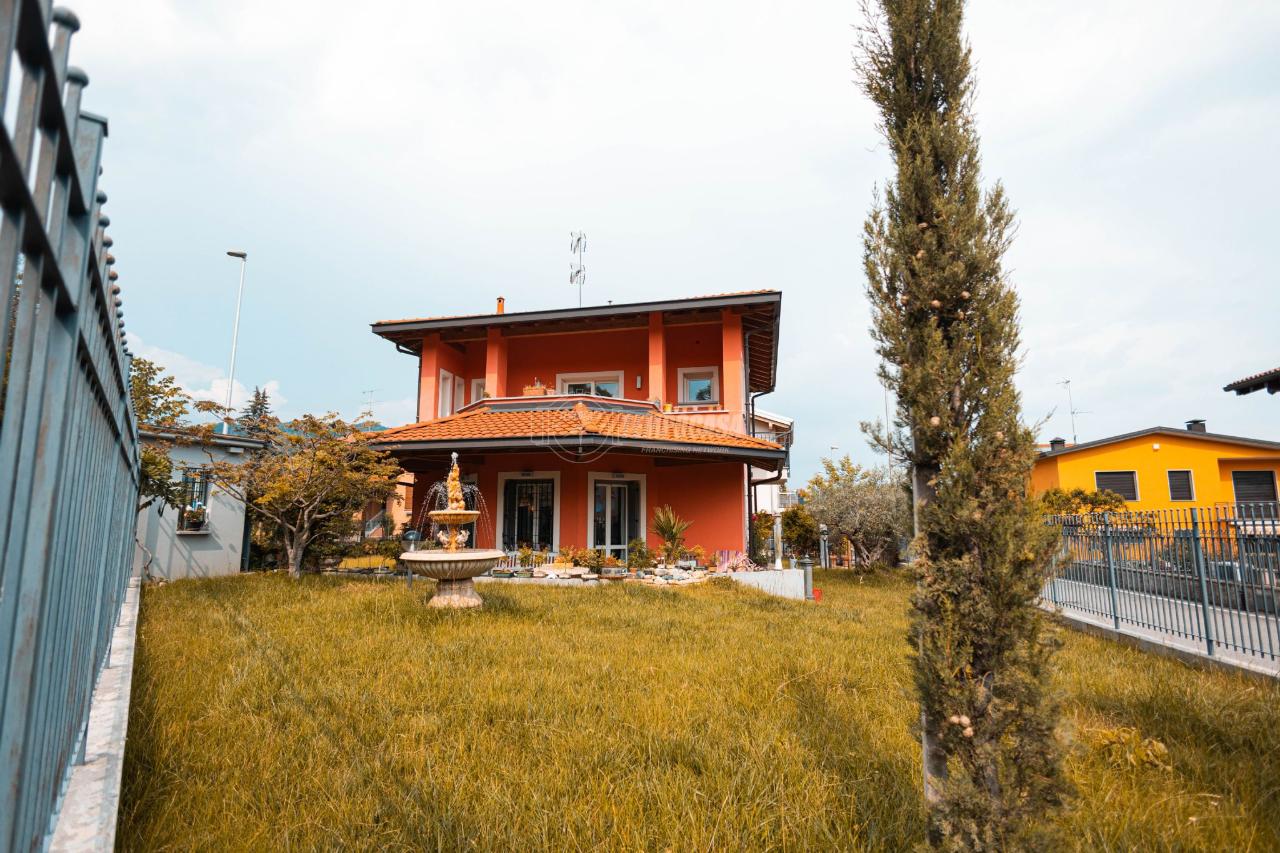 Villa in vendita a Imbersago