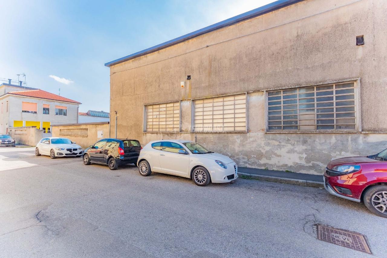 Capannone in vendita a Inveruno