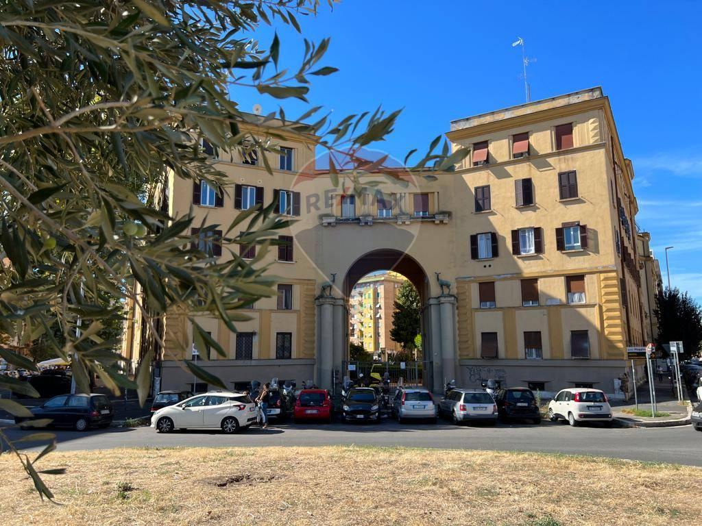 Bilocale in Piazza Tommaso De Cristoforis, Roma